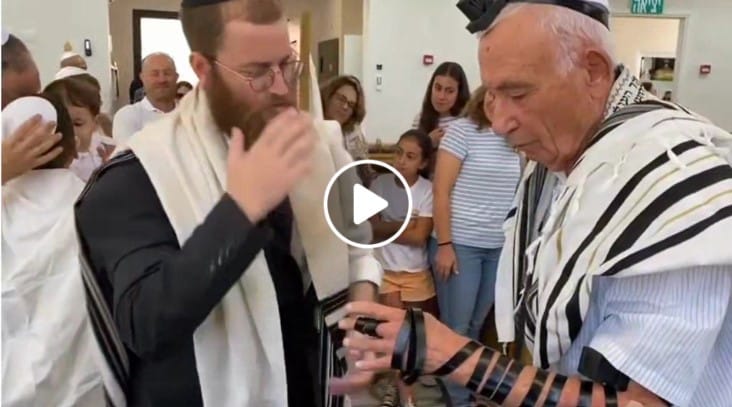 When an 89-year-old lieutenant colonel in the iDF puts on tefillin for ...